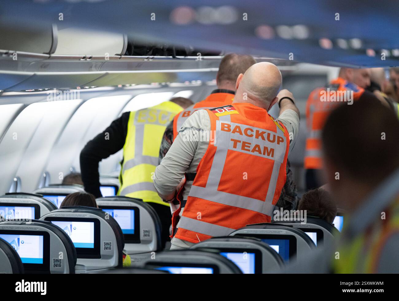25 February 2025, Hesse, Frankfurt/Main: Officers of the Federal Police ...