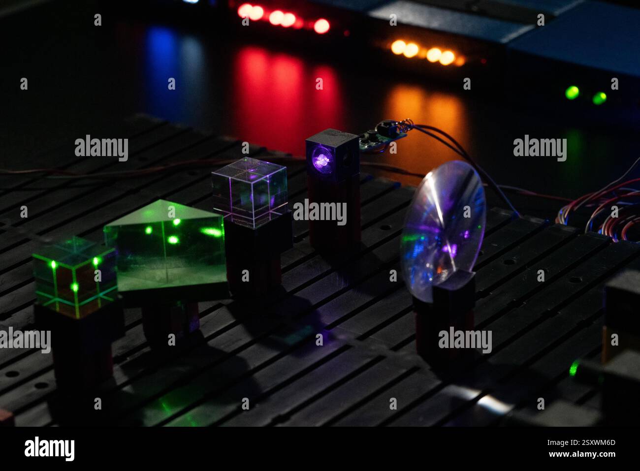 Measuring dimensions and geometries with high precision using lasers ...