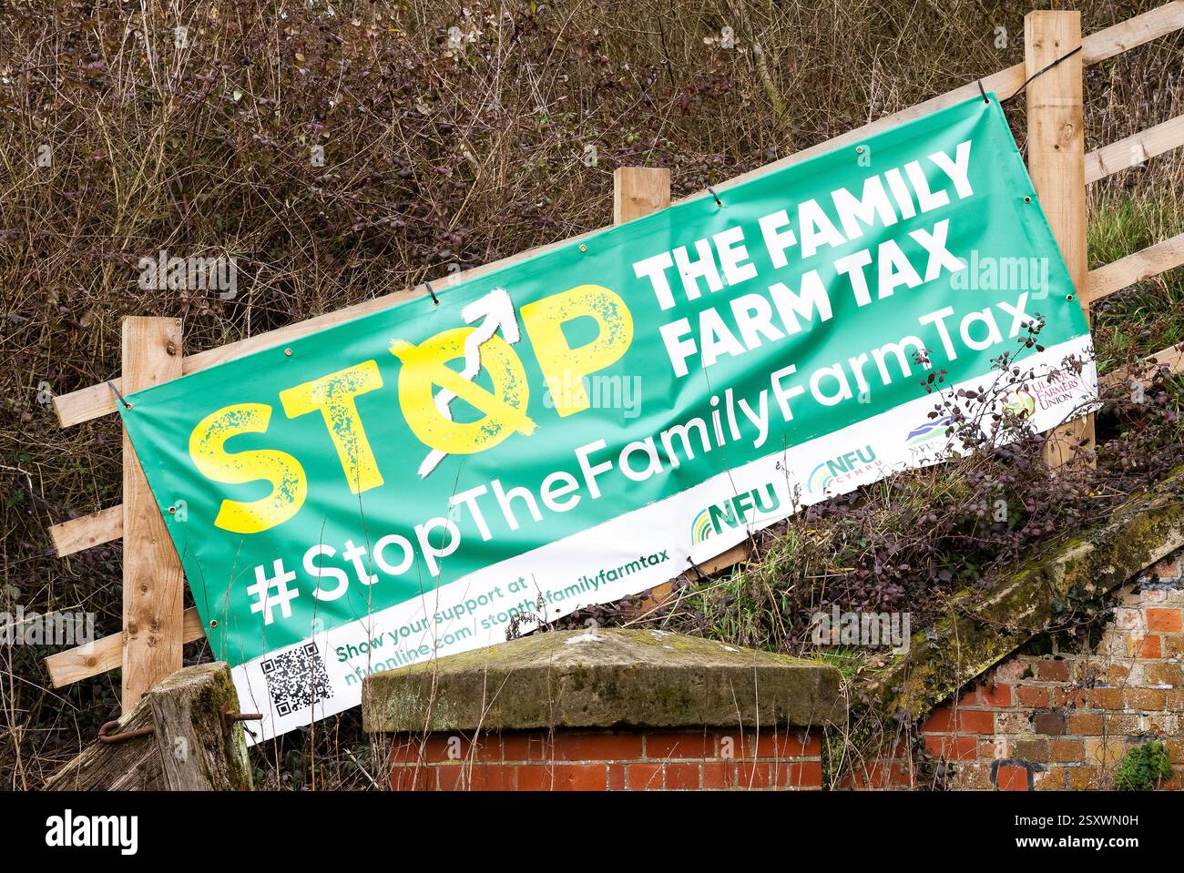 Farmers protest road side banner hi-res stock photography and images ...