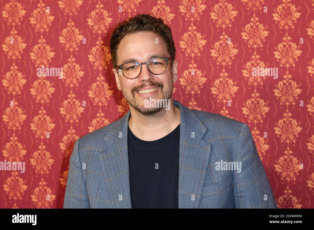 Jan van Weyde bei der Premiere der ARD Comery-Serie Ghosts im Cinenova ...