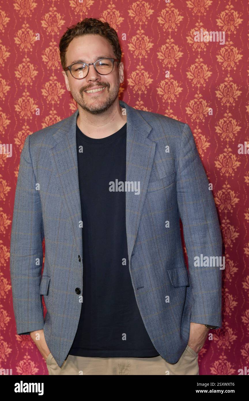 Jan van Weyde bei der Premiere der ARD Comery-Serie Ghosts im Cinenova ...