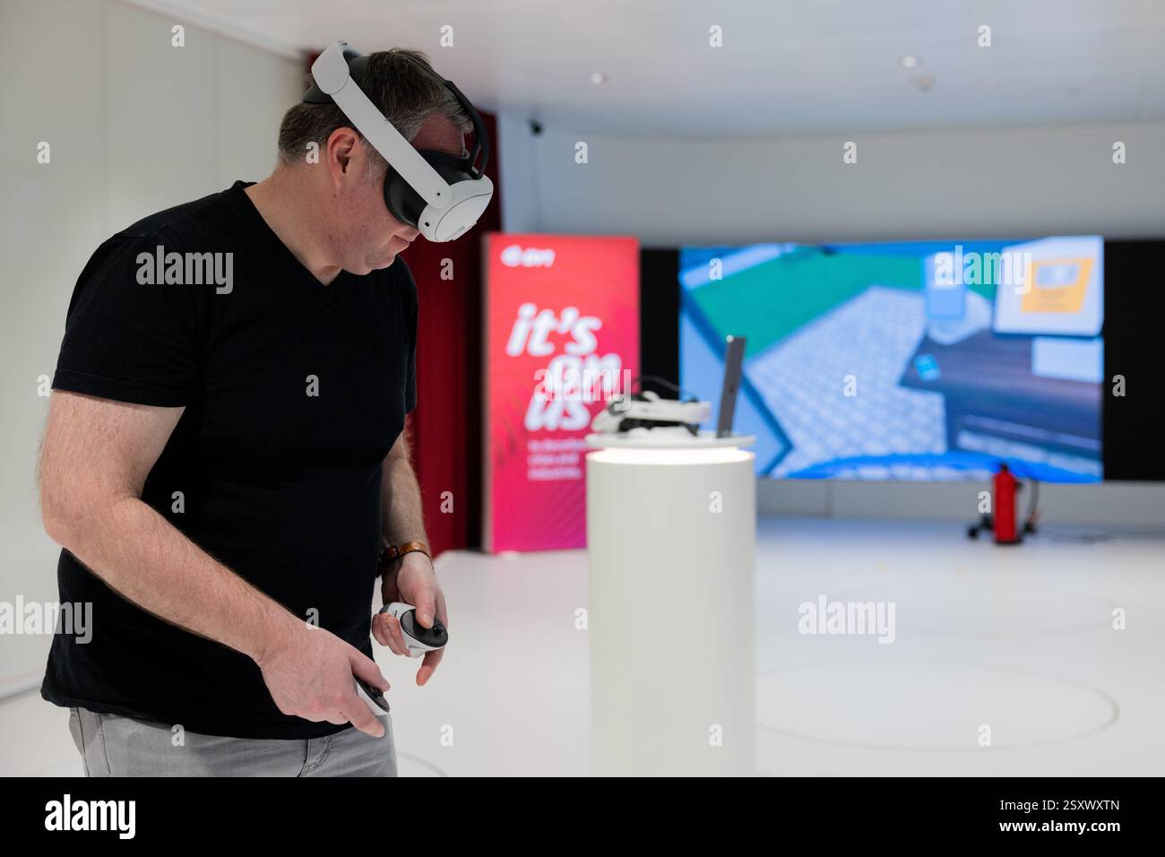 Essen, Germany. 26th Feb, 2025. An employee wearing virtual reality ...
