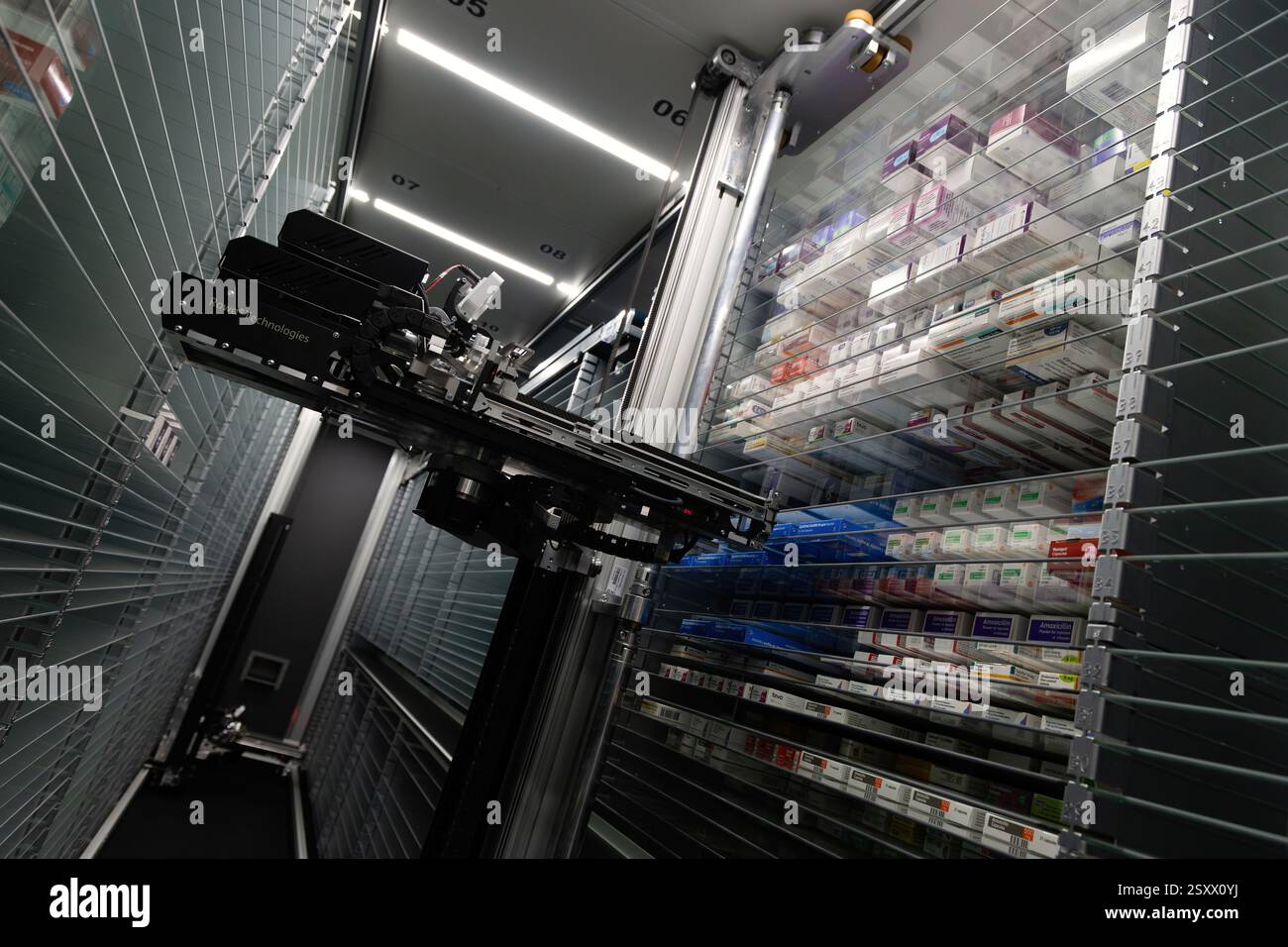 Pharmacy dispensing robot hi-res stock photography and images - Alamy