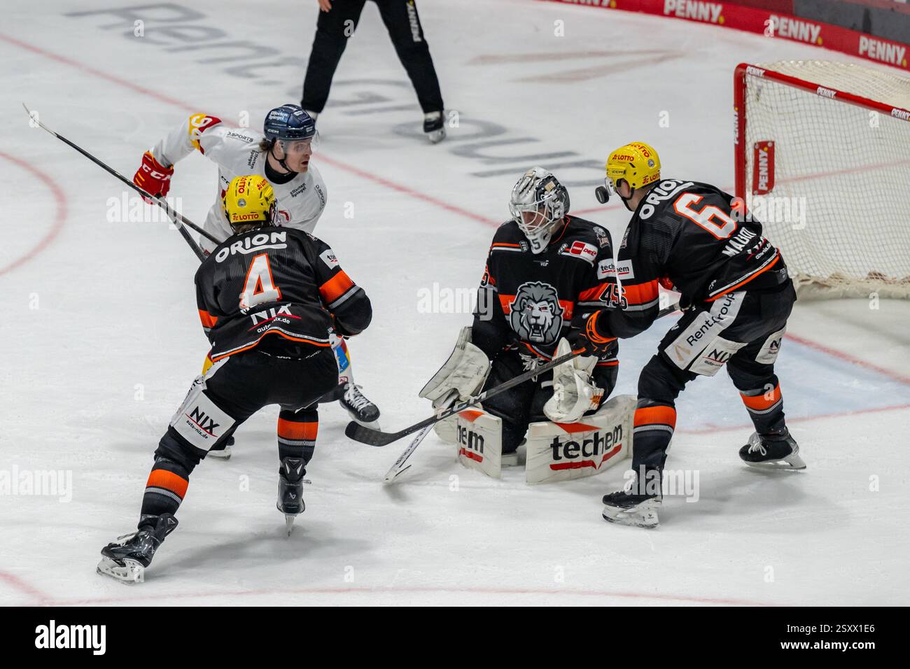 Der Schuss von Tyler Angle (96 Düsseldorfer EG) fliegt den Frankfurter ...