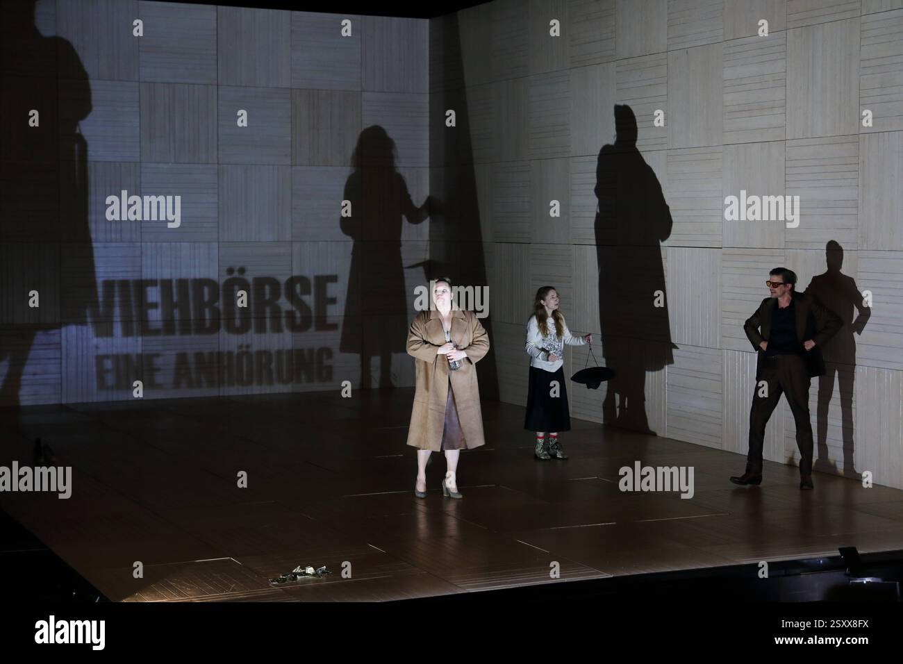 Stefanie Reinsperger als Mauler, Kathleen Morgeneyer als Johanna Dark und Marc Oliver Schulze ...