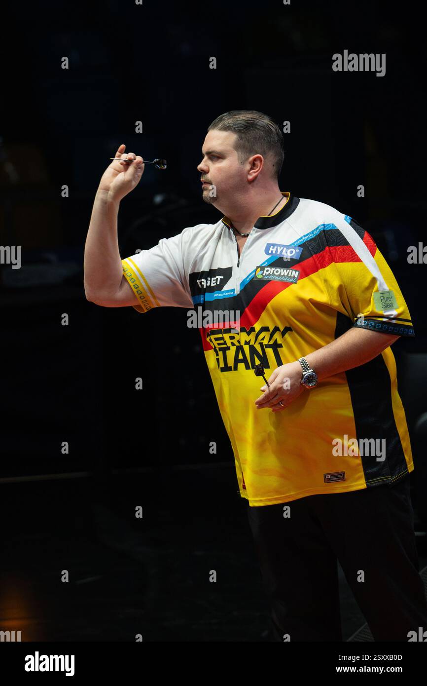 Gabriel Gaga Clemens aka German Giant (Deutschland) visiert das Board ...