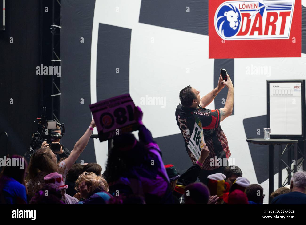 Adrian Lewis aka Jackpot (England) macht von der Bühne aus Selfies mit ...