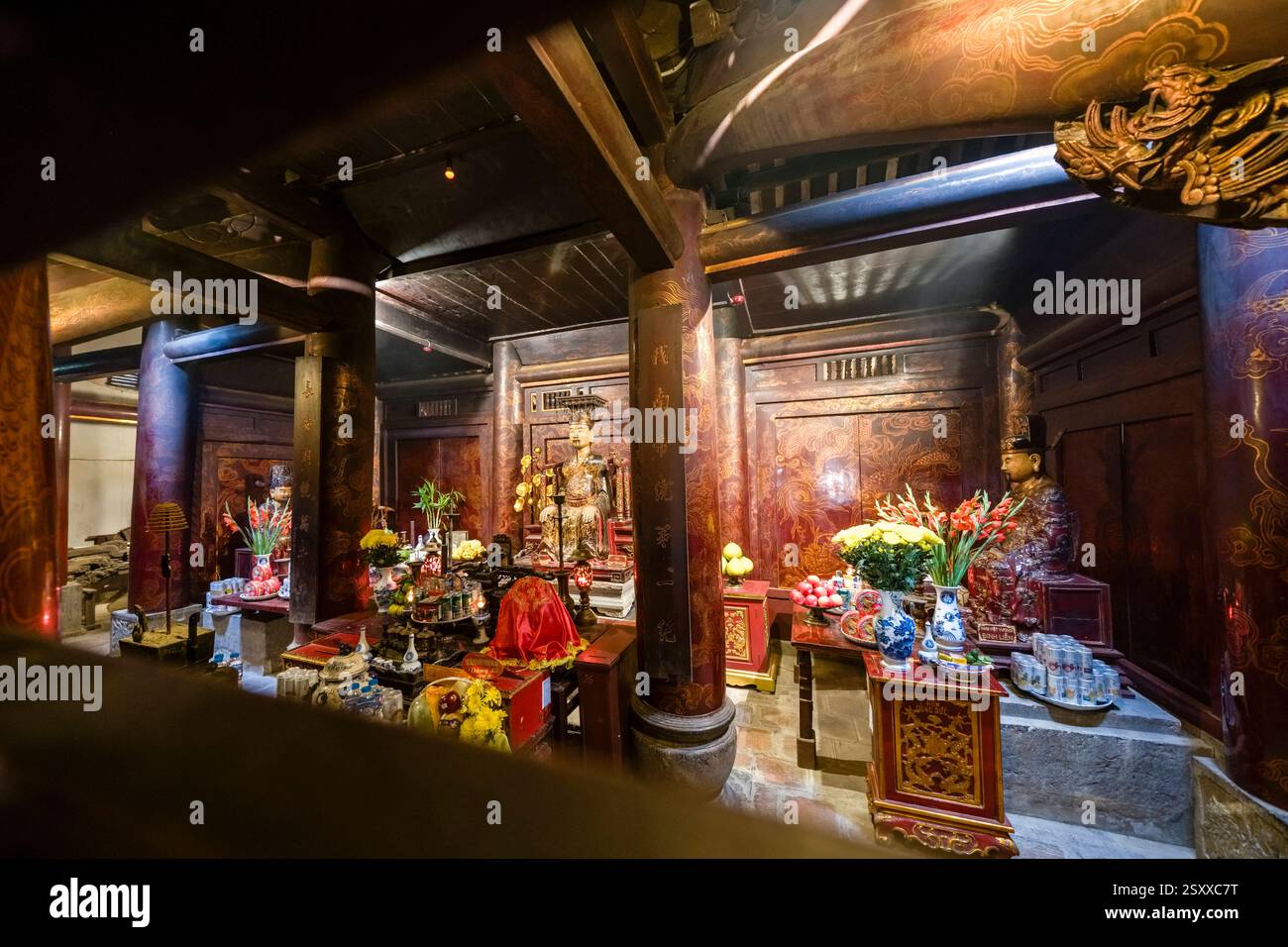 Statue of the emperor Dinh Bo Linh, Äinh Bá LÄ nh inside the temple of Dinh Tien Hoang, Äinh ...