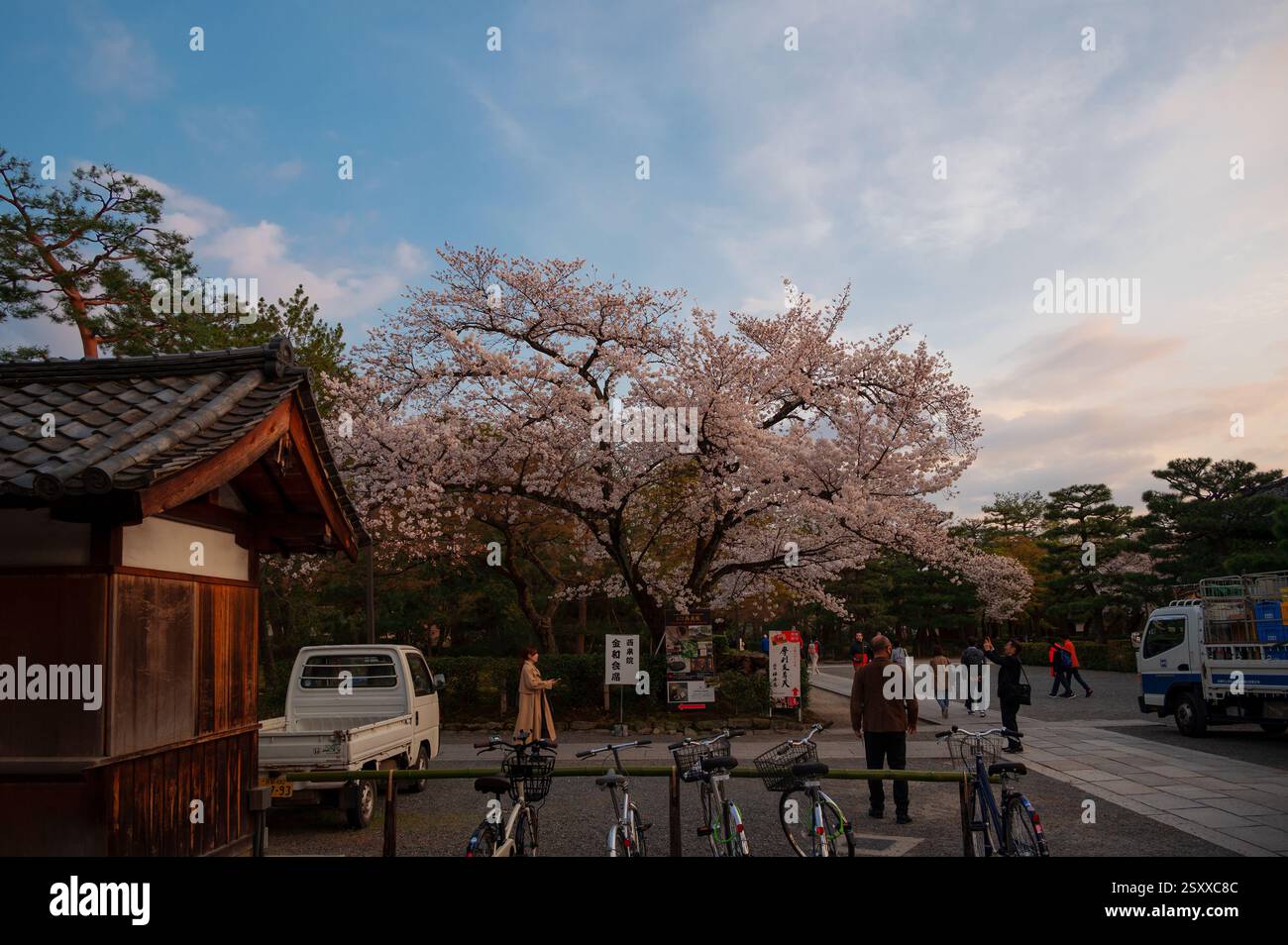 Hanami-koji is a long pedestrian street well preserved with ancient ...