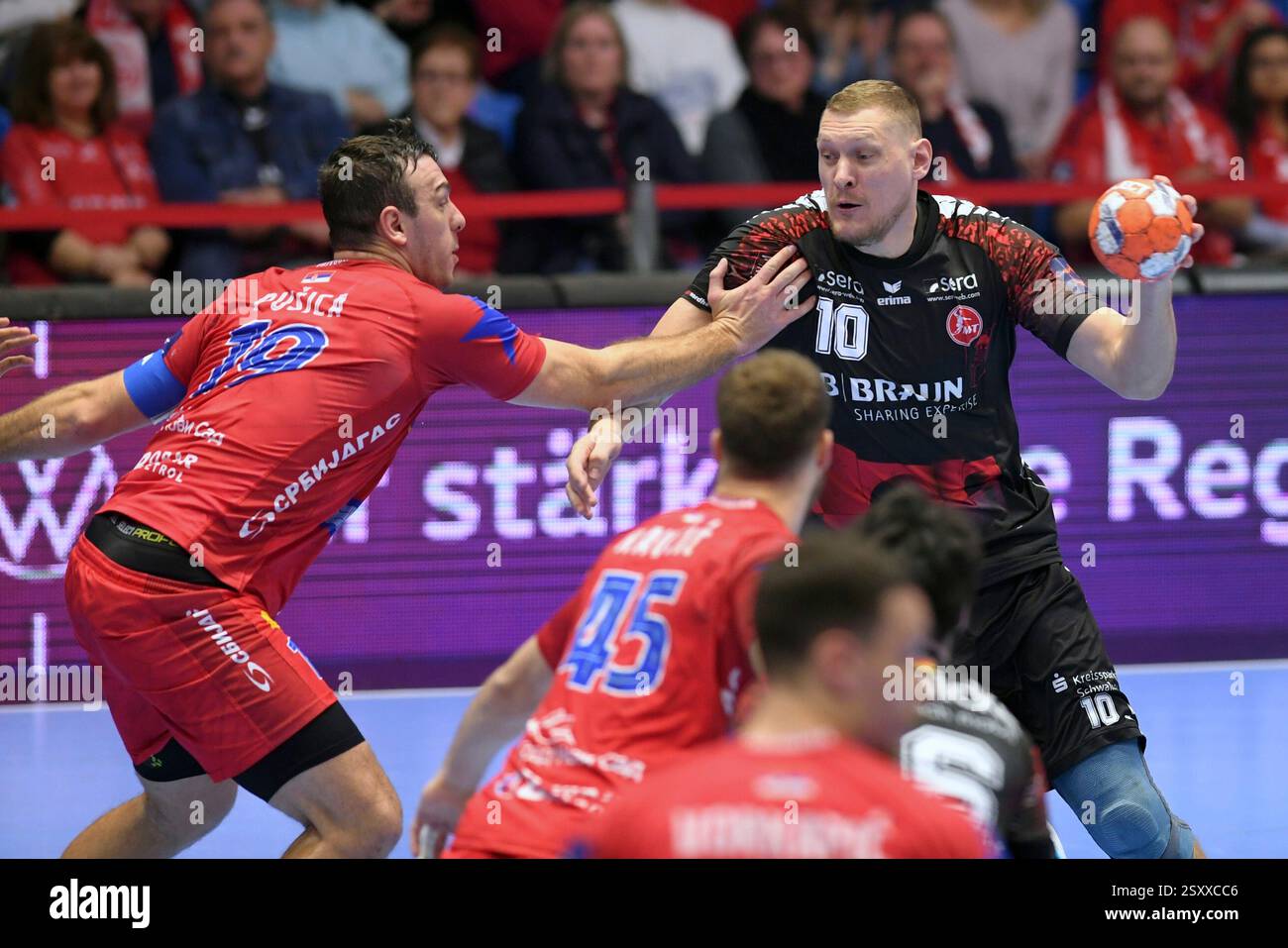 Dainis Kristopans (MT Melsungen #10) (am Ball), Miljan Pusica (RK ...