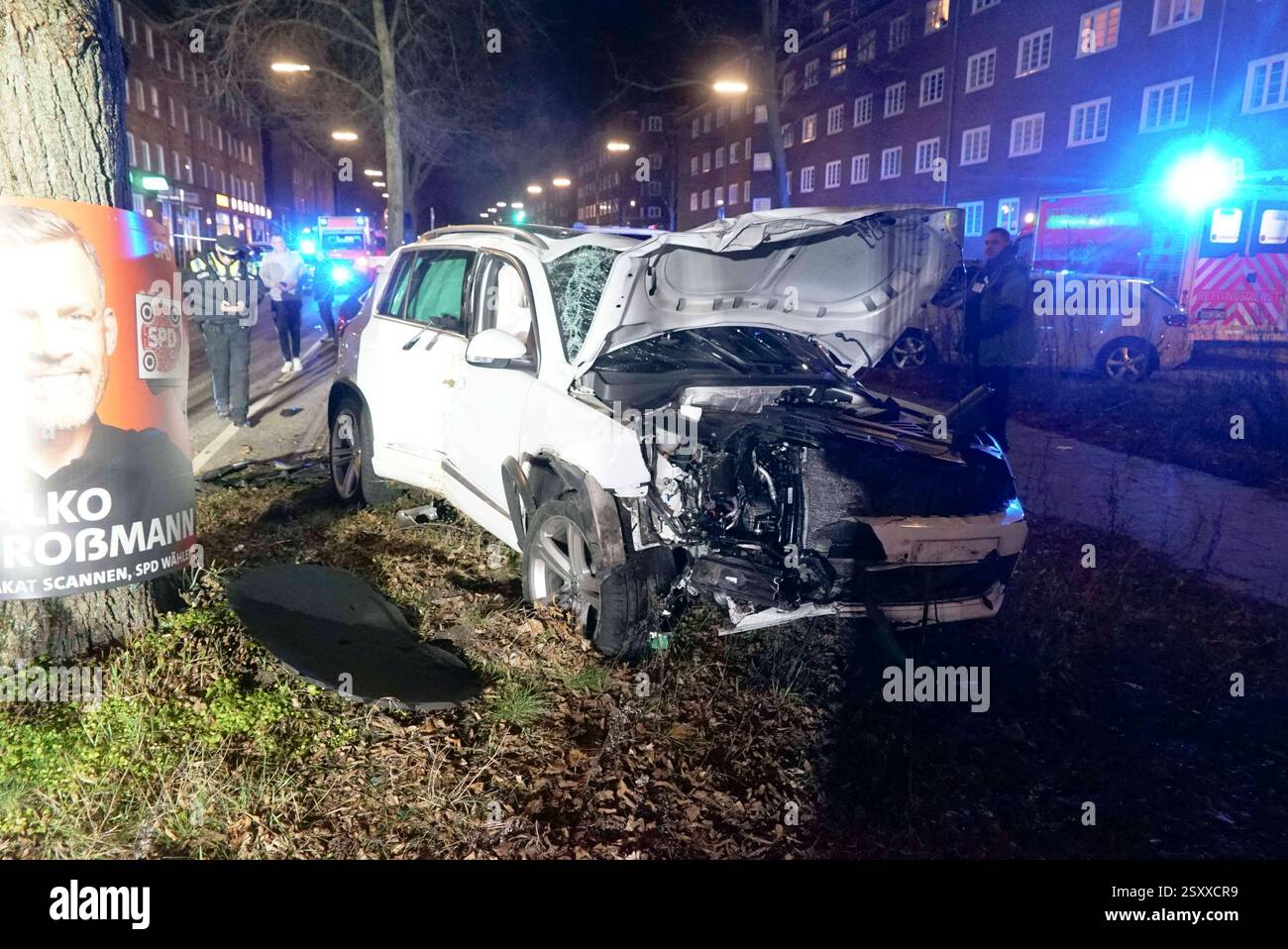 PKW nach dem Unfall auf der Strasse Schwerer Verkehrsunfall mit 6 beteiligten Fahrzeugen nach ...