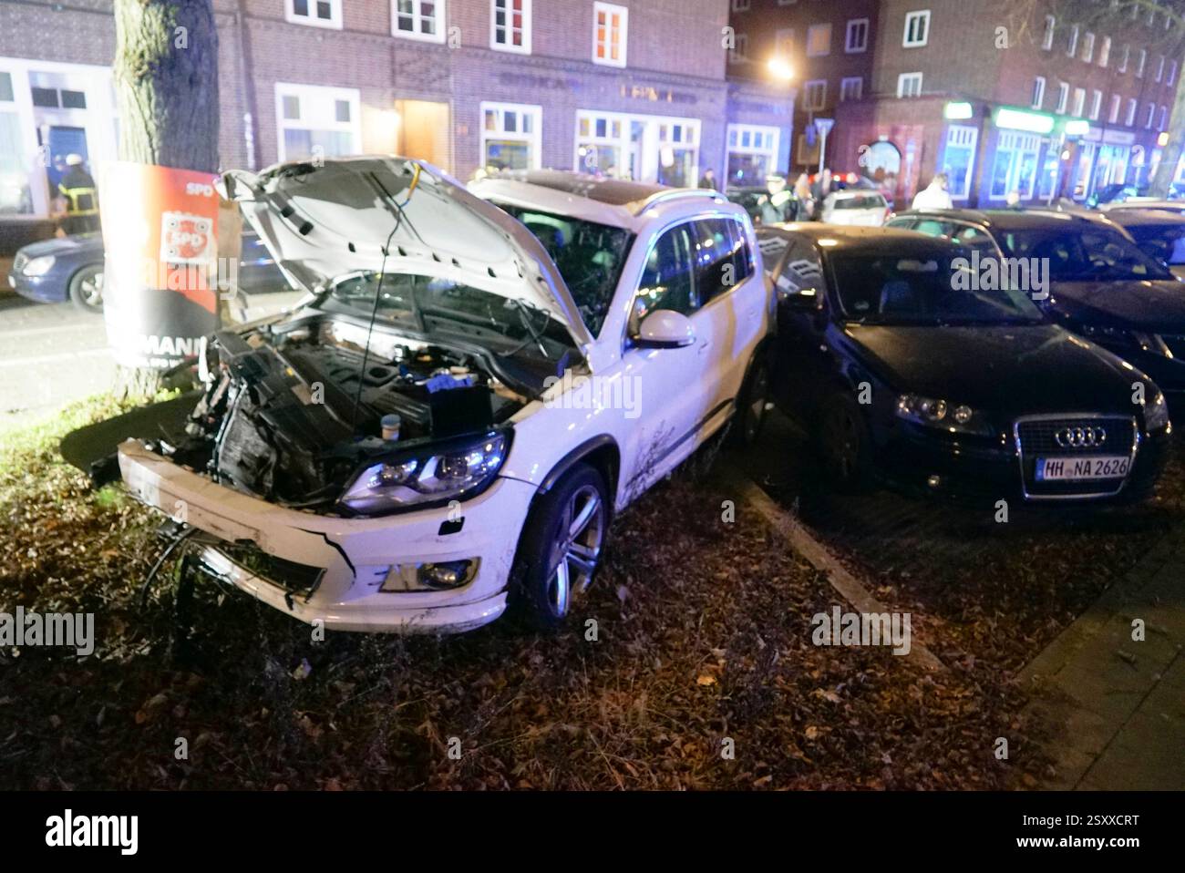 PKW nach dem Unfall auf der Strasse Schwerer Verkehrsunfall mit 6 beteiligten Fahrzeugen nach ...