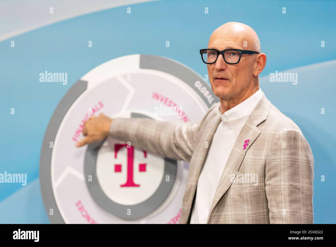 Timotheus HOETTGES, Vorstandsvorsitzender, CEO, Einzelbild,angeschnittenes Einzelmotiv,Halbfigur ...