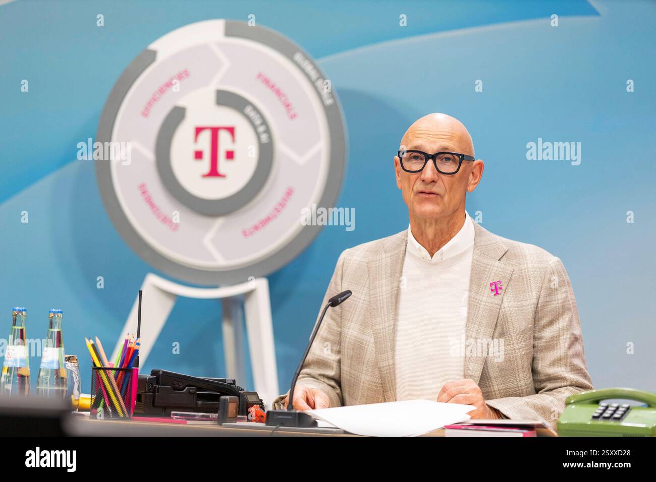 Timotheus HOETTGES, Vorstandsvorsitzender, CEO, Einzelbild,angeschnittenes Einzelmotiv,Halbfigur ...