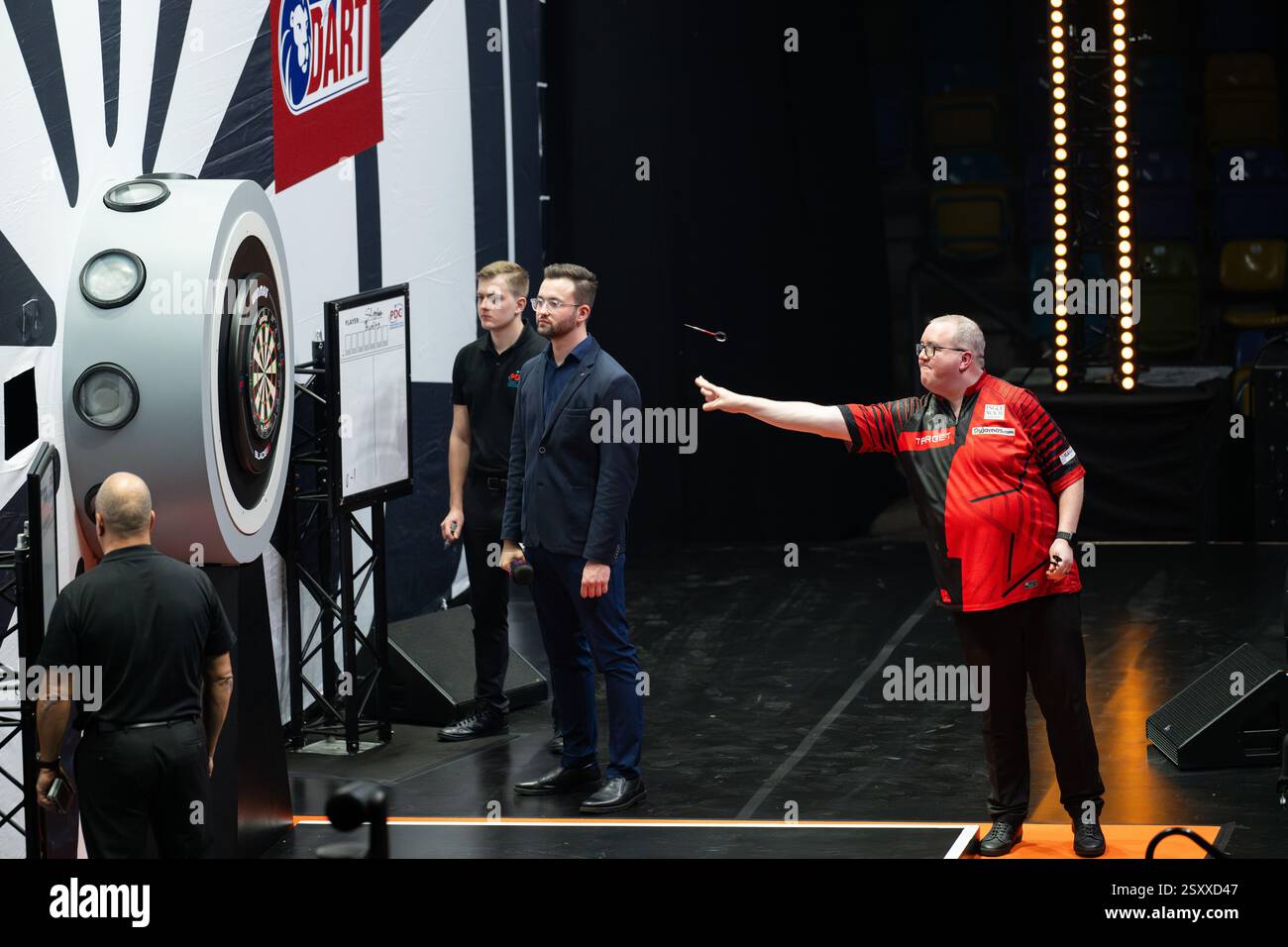 Stephen Bunting aka The Bullet (England) wirft den Dartpfeil Stock ...