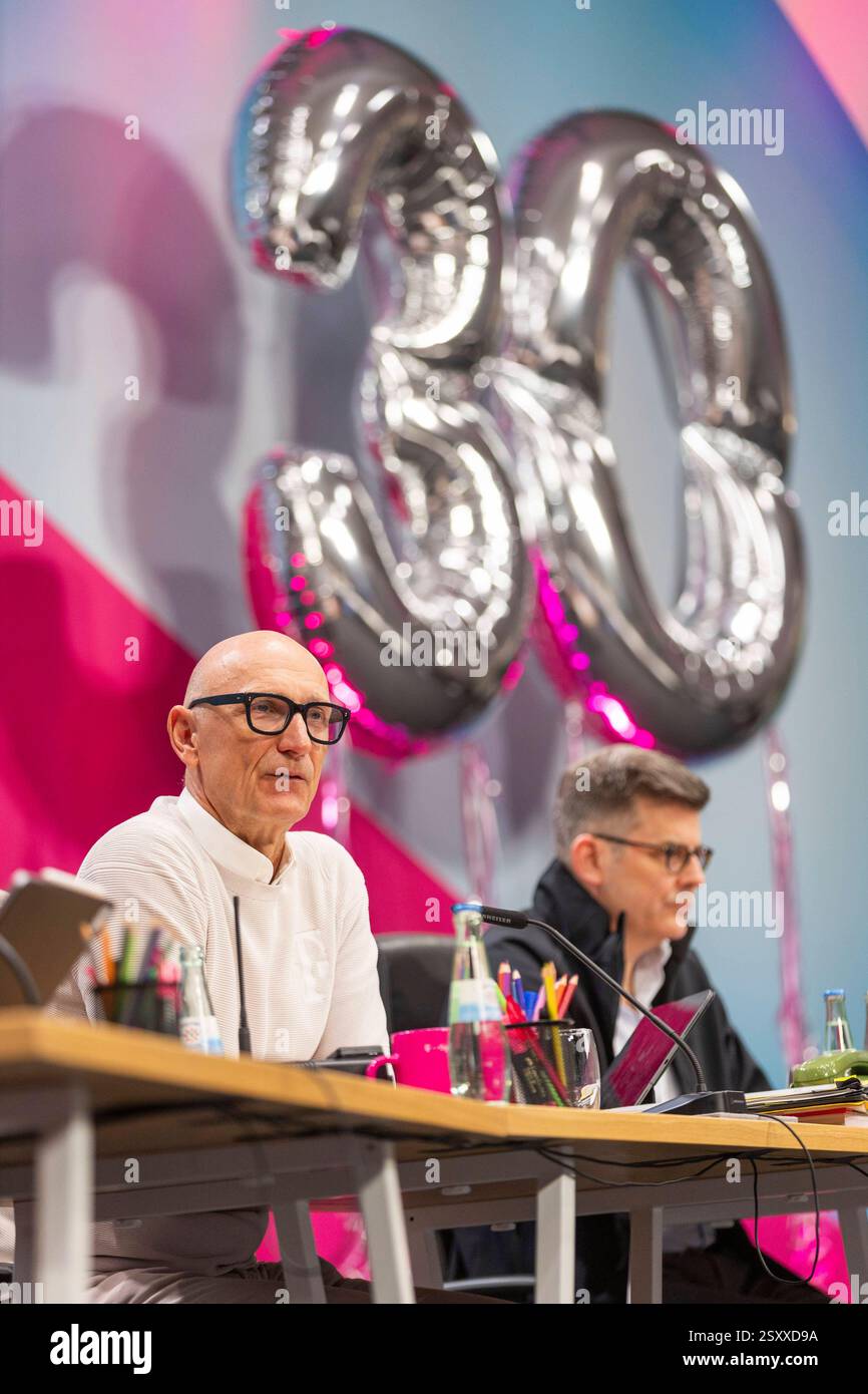 Timotheus HOETTGES, Vorstandsvorsitzender, CEO, Bilanzpressekonferenz der Deutschen Telekom AG ...