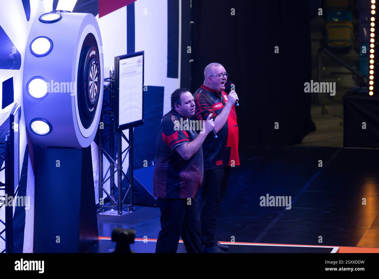 Premiere: Adrian Lewis aka Jackpot (England) und Stephen Bunting aka ...