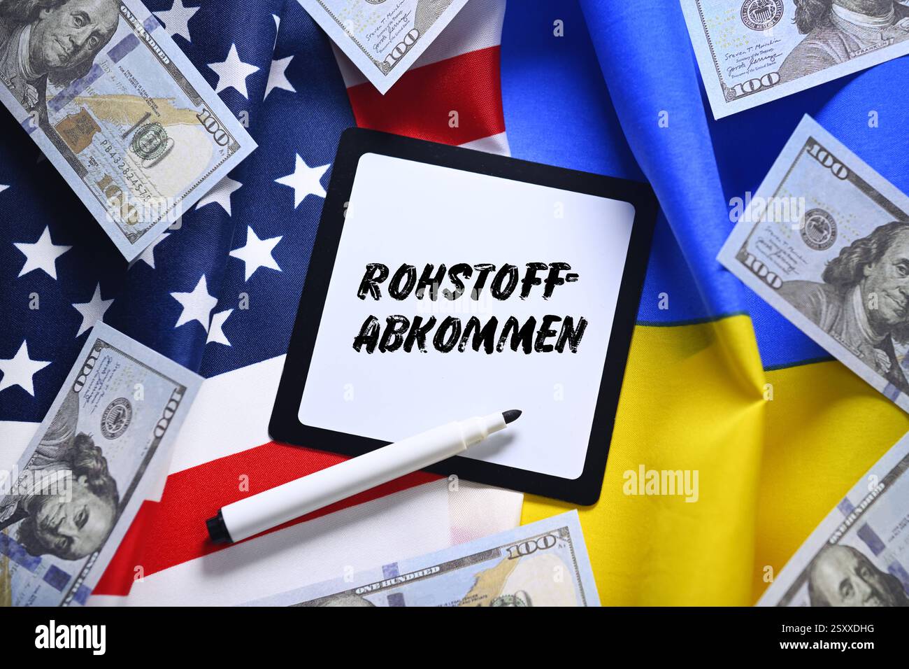 FOTOMONTAGE, Die Fahnen der Ukraine und USA mit Dollarscheinen und ...