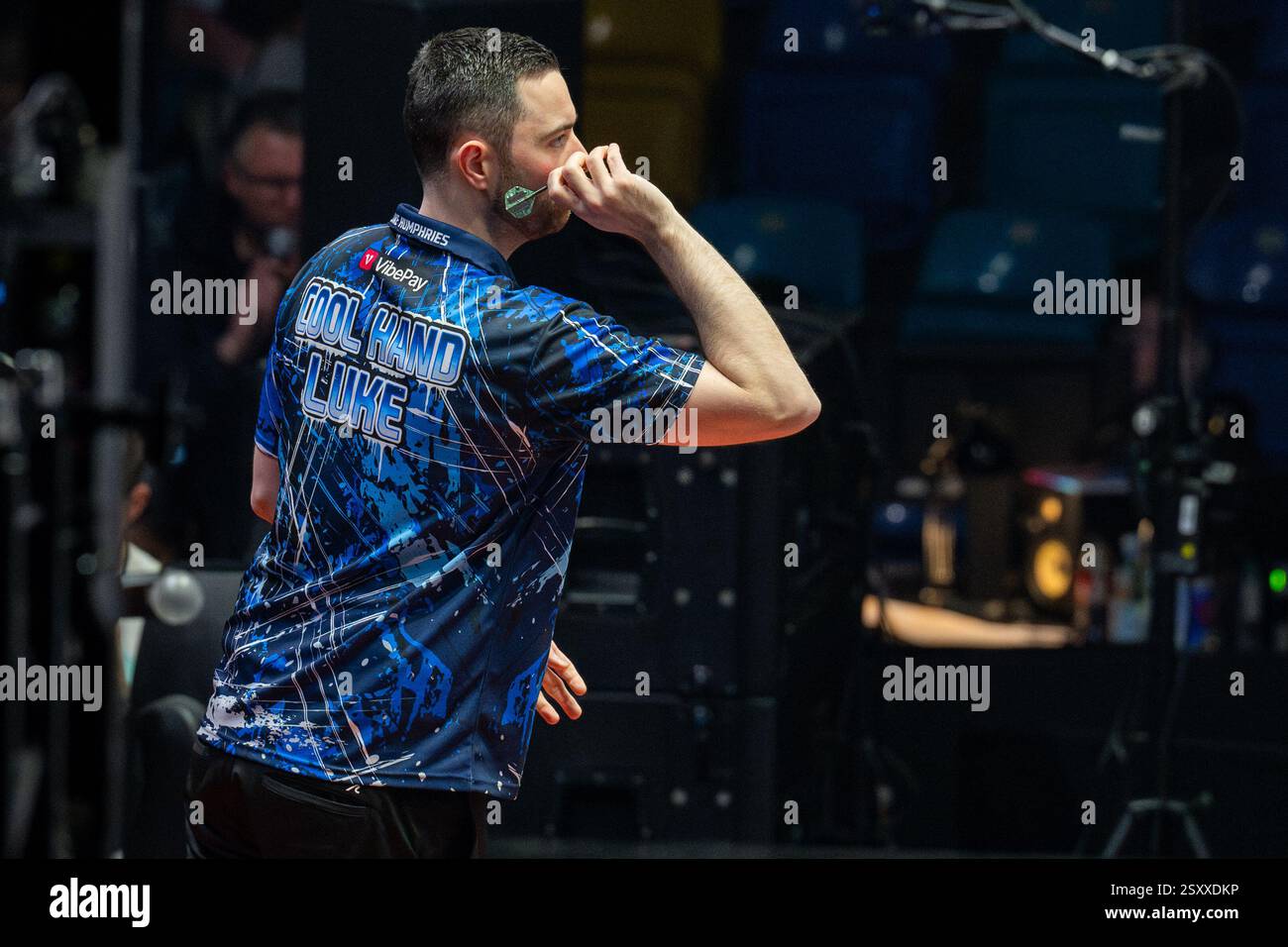 Luke Humphries aka Cool Hand Luke (England) visiert das Dartboard an ...
