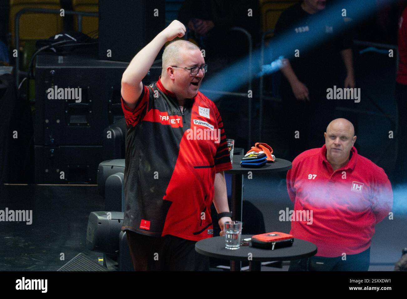 Stephen Bunting aka The Bullet (England) jubelt Stock Photo - Alamy