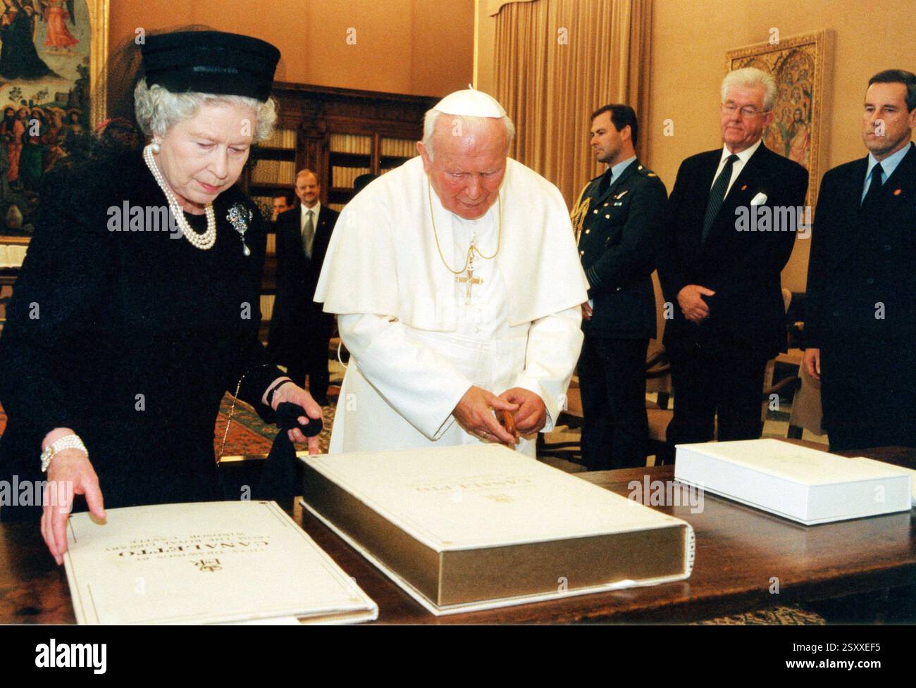 Pope john paul ii queen elizabeth hi-res stock photography and images ...