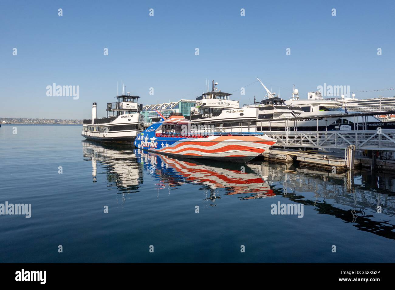 Flagship tour boats hi-res stock photography and images - Alamy