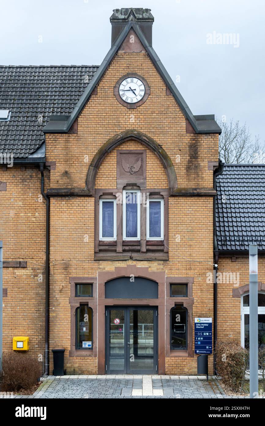 Zella Mehlis, Germany. 25th Feb, 2025. The station forecourt in Zella ...