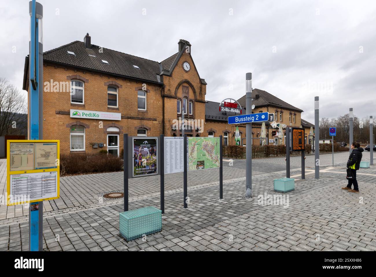 Zella Mehlis, Germany. 25th Feb, 2025. The station forecourt in Zella ...