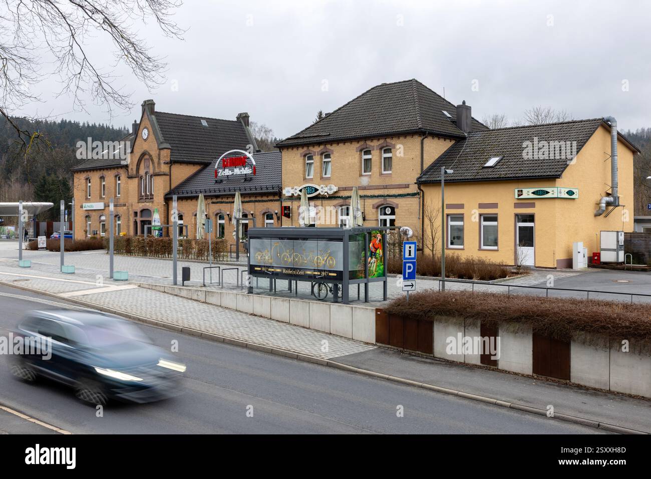 Zella Mehlis, Germany. 25th Feb, 2025. A car drives past Zella-Mehlis ...
