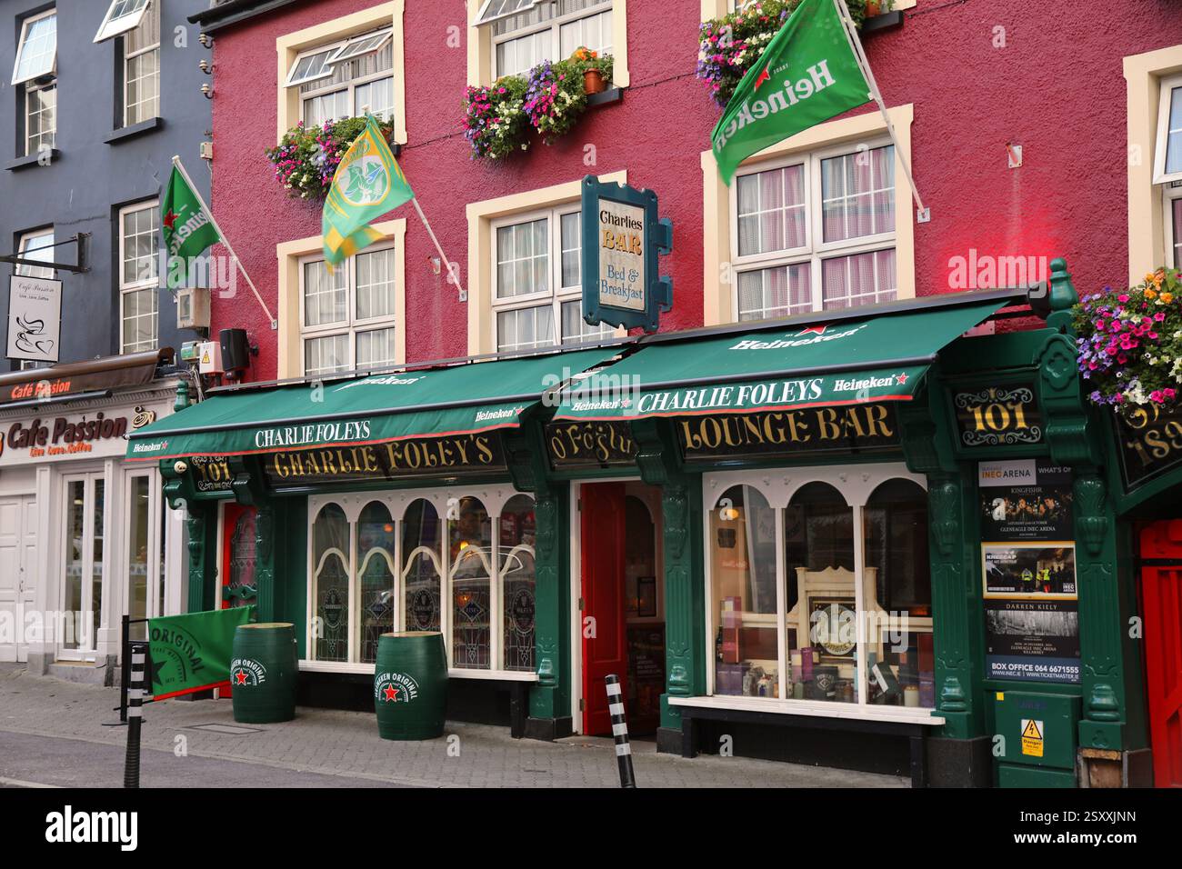 KILLARNEY, IRELAND - JULY 3, 2024: Charlie Foley's Lounge Bar street ...