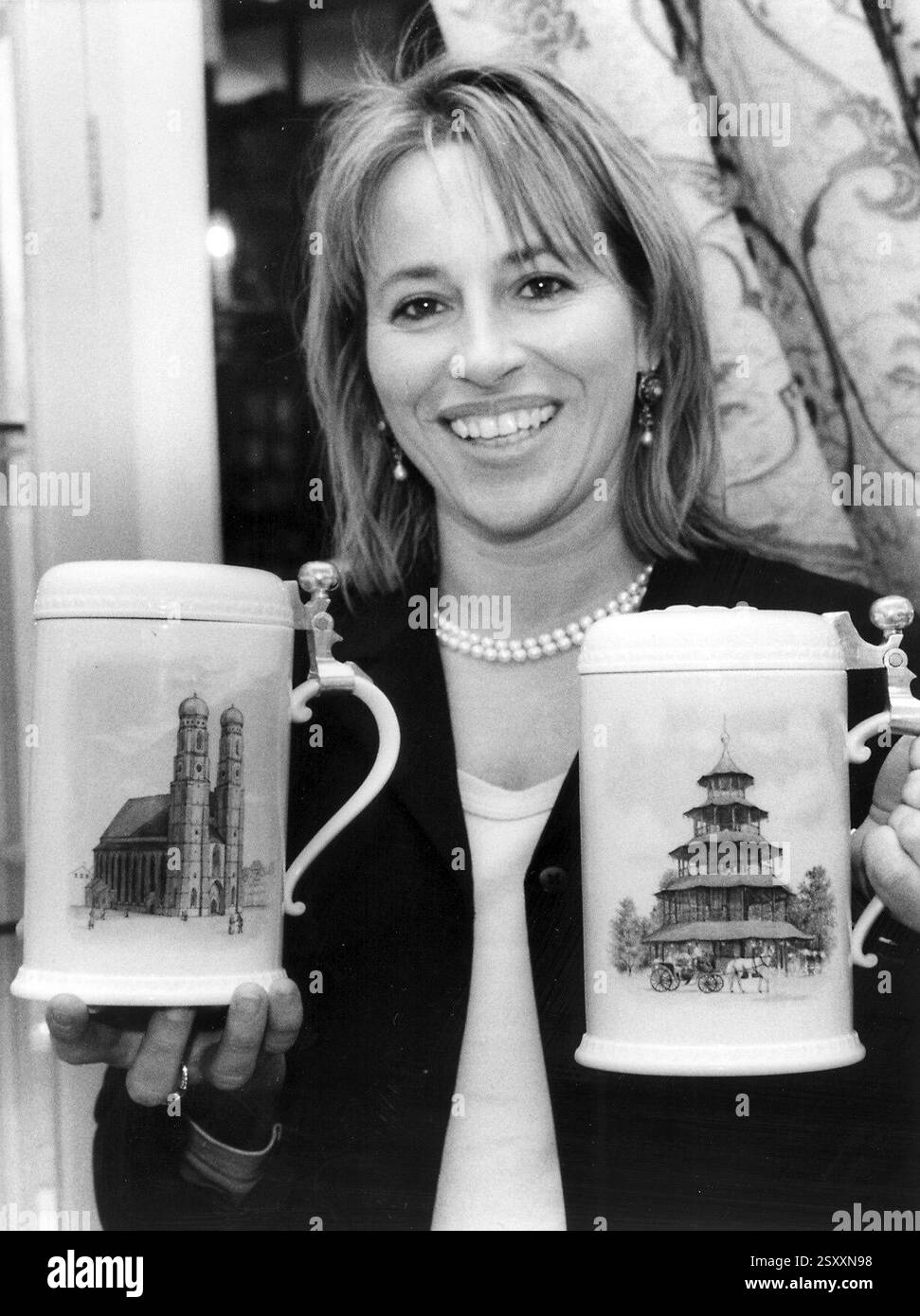 Beer mugs with Munich motifs from Porzellan-Manufaktur Nymphenburg ...
