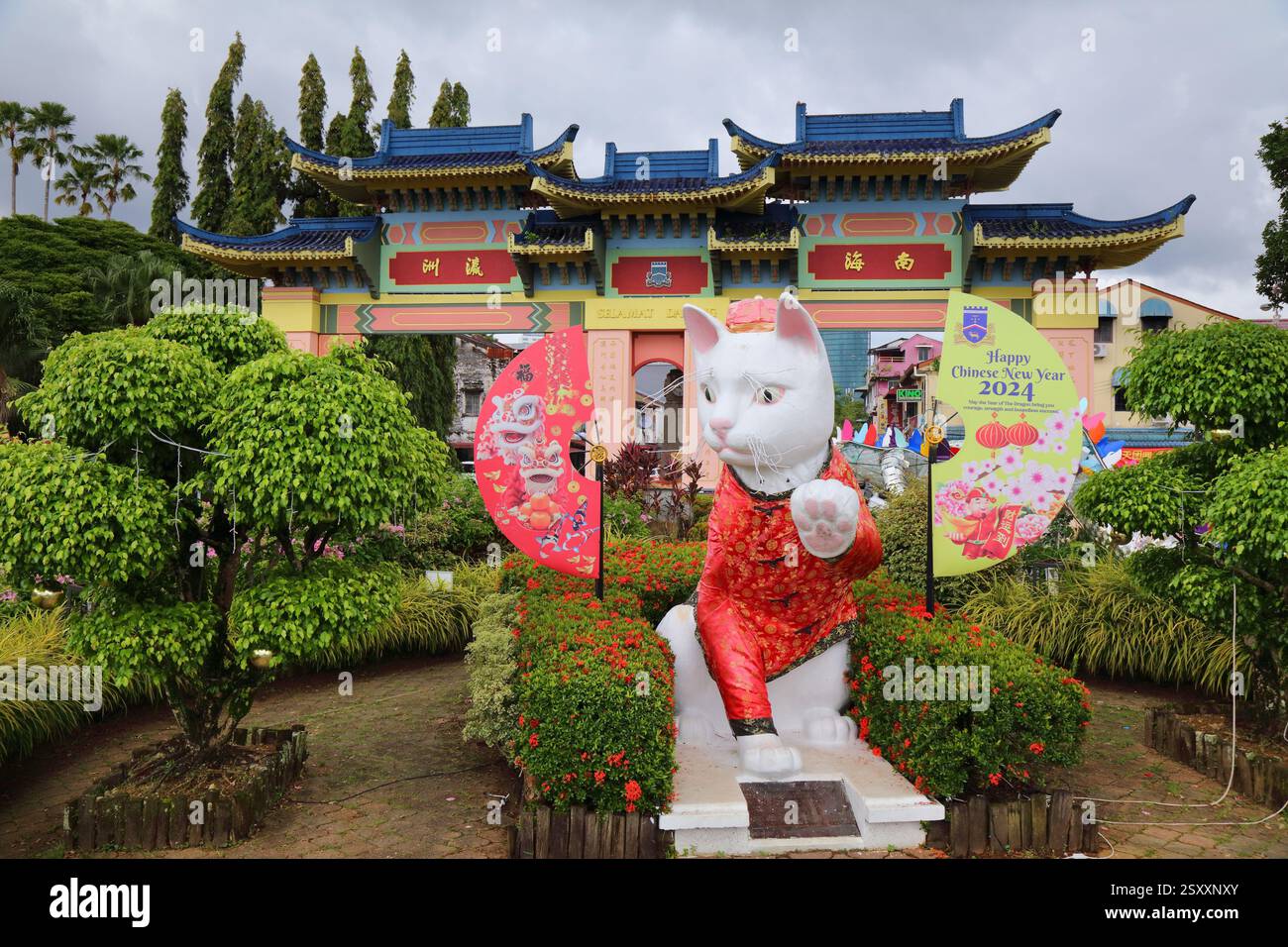 KUCHING, MALAYSIA - MARCH 8, 2024: Cat monument and Chinatown Gate of ...