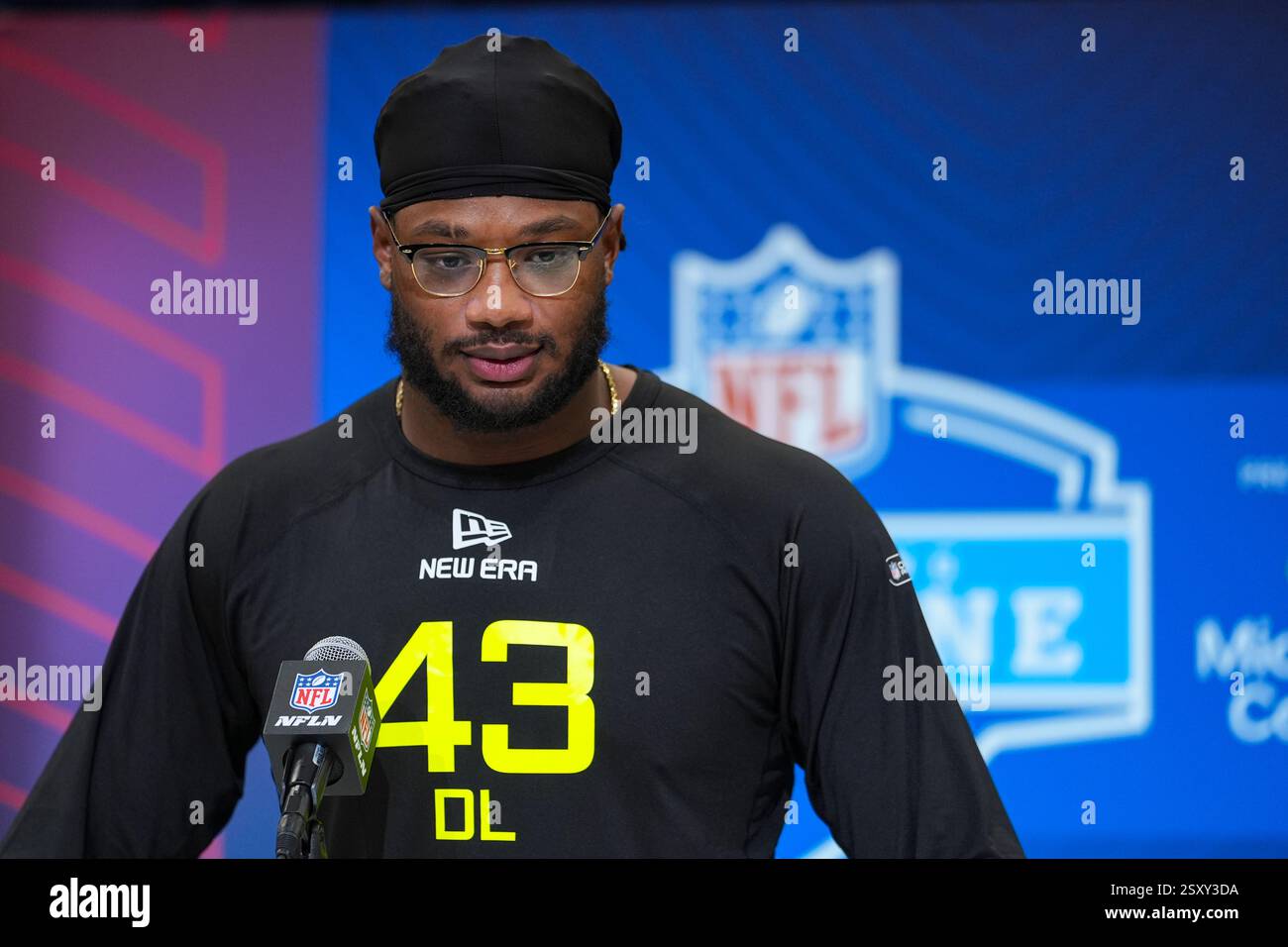 Oregon defensive lineman Jordan Burch speaks during a press conference ...