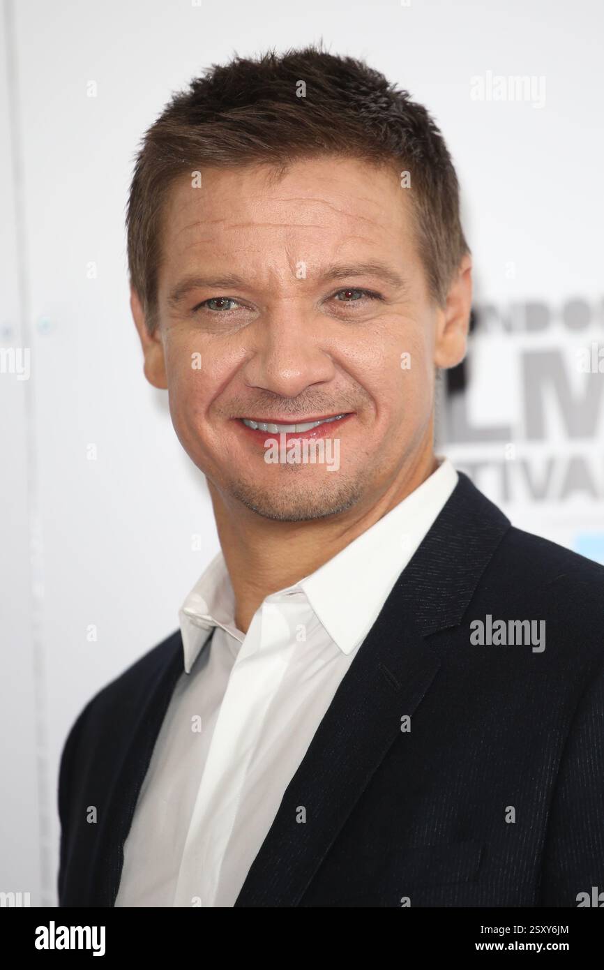 Actor Jeremy Renner attends the Photocall for the film ARRIVAL during ...