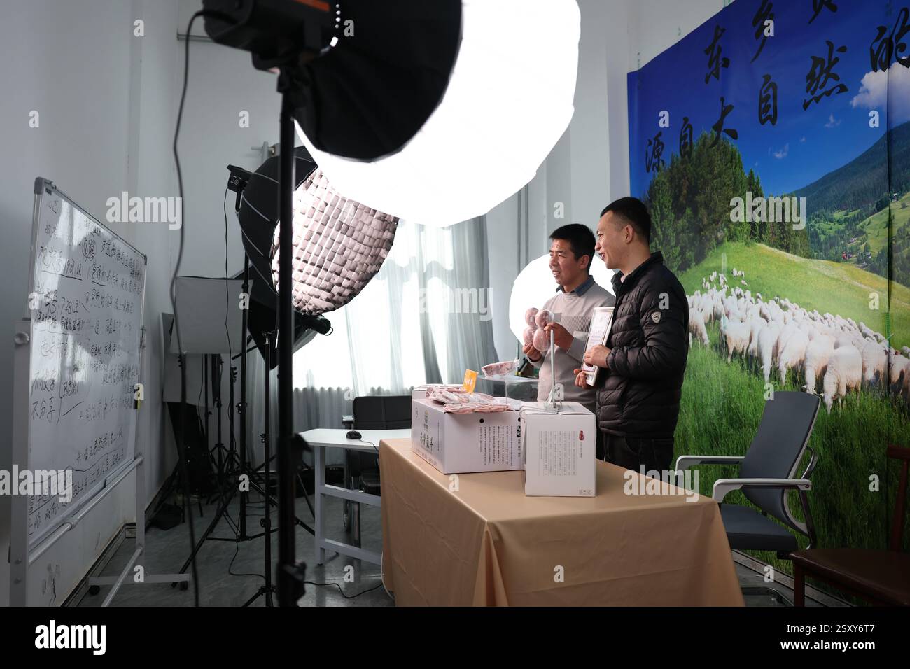 (250226) -- DONGXIANG, Feb. 26, 2025 (Xinhua) -- Zhang Zhongshan (L ...