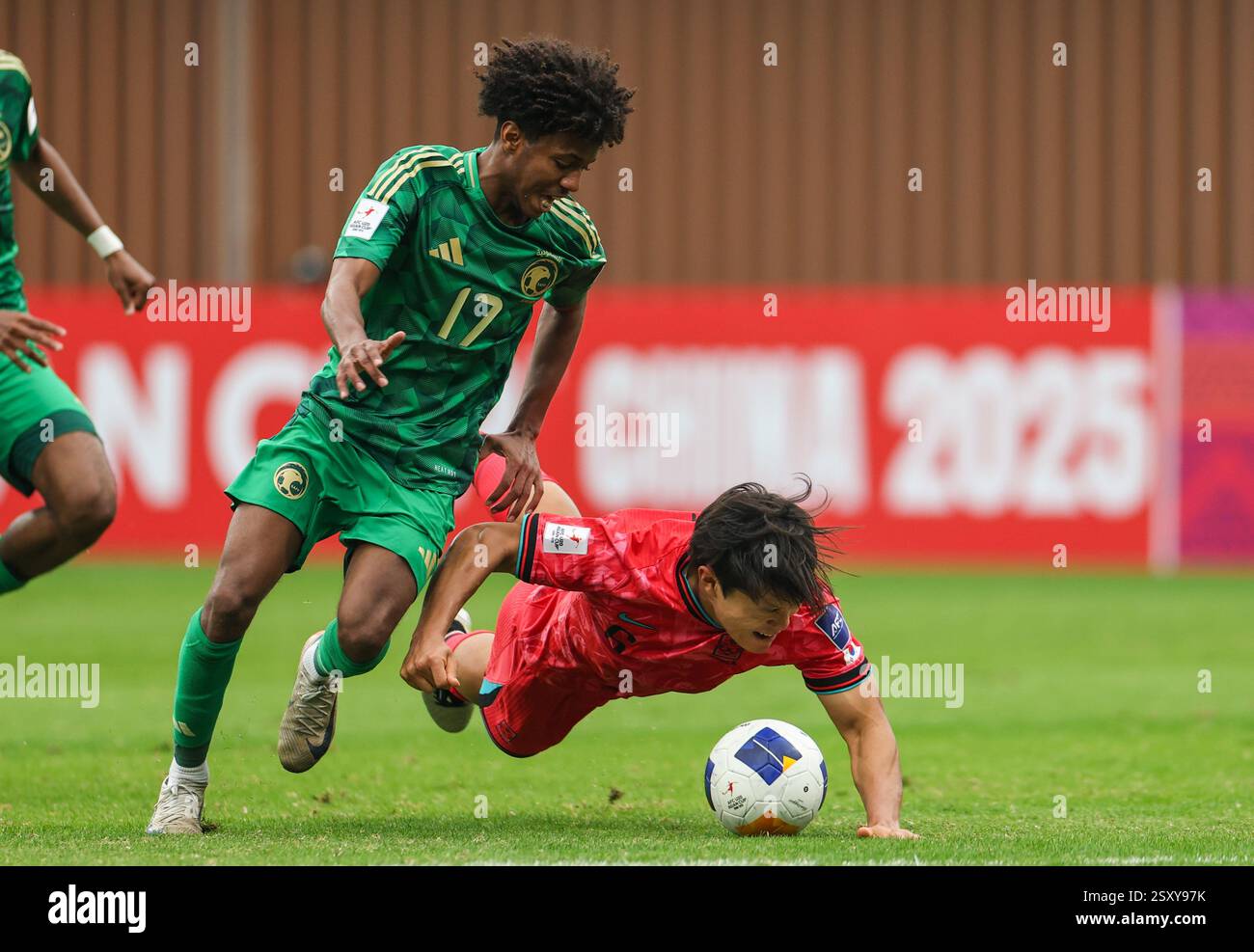 Shenzhen, China's Guangdong Province. 26th Feb, 2025. Kim Ho-Jin (R) of ...