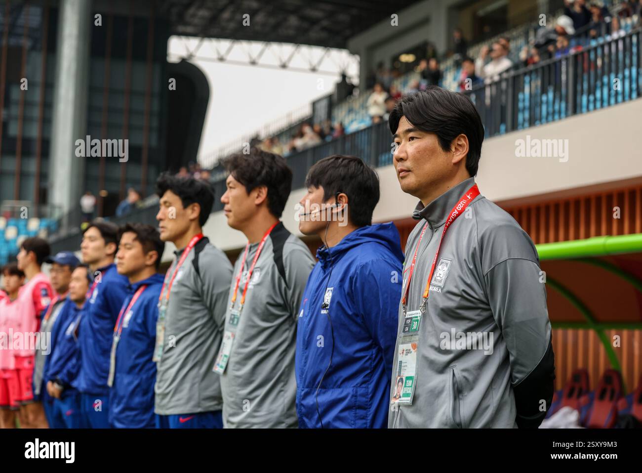 (250226) -- SHENZHEN, Feb. 26, 2025 (Xinhua) -- Head coach of South Korea Lee Chang-Won (1st R ...
