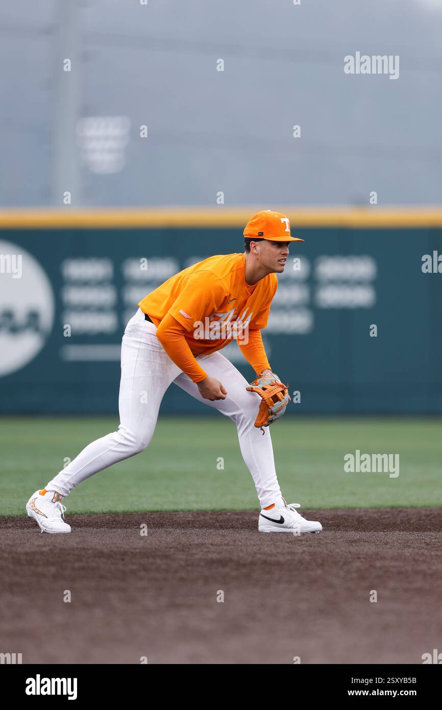 Tennessee Volunteers shortstop Dean Curley (1) on defense against the ...