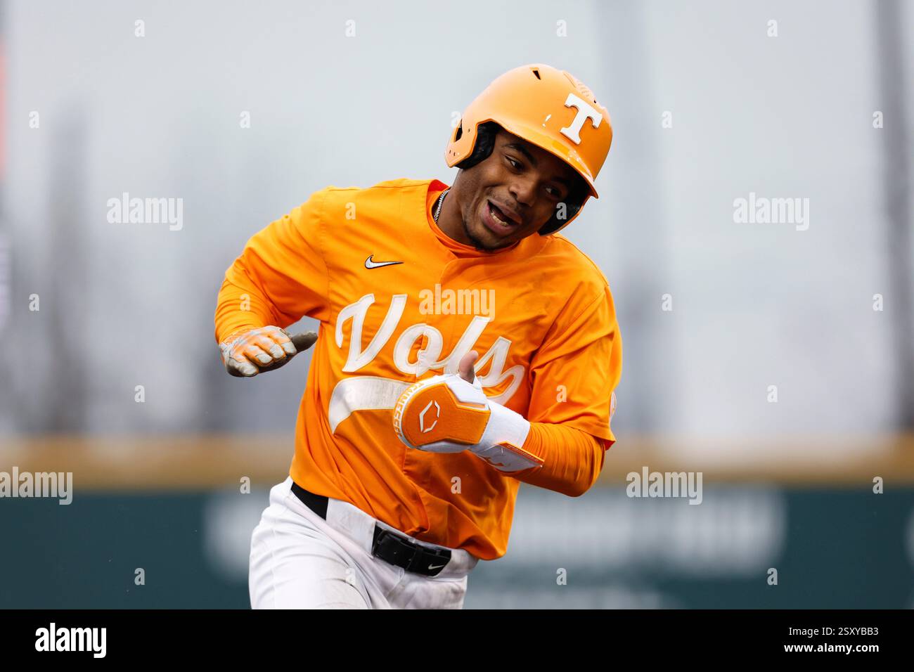 Tennessee Volunteers left fielder Jay Abernathy (8) hustles to third ...