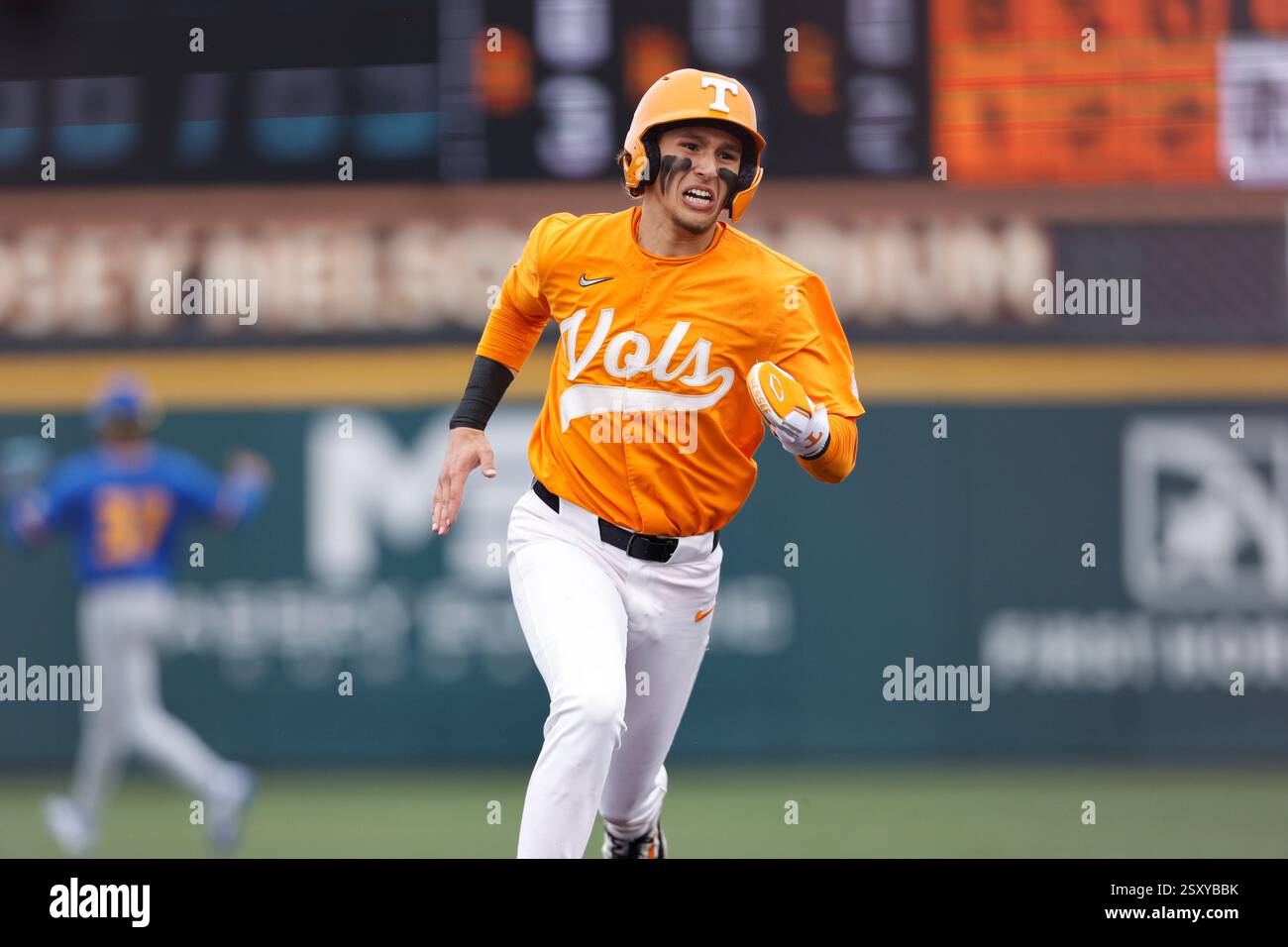 Tennessee Volunteers third baseman Manny Marin (4) hustles to third ...