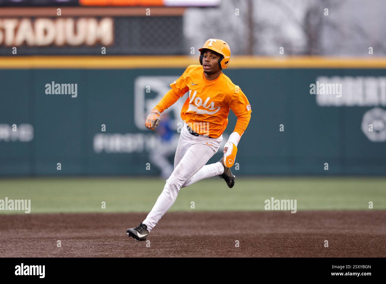 Tennessee Volunteers left fielder Jay Abernathy (8) hustles to third ...