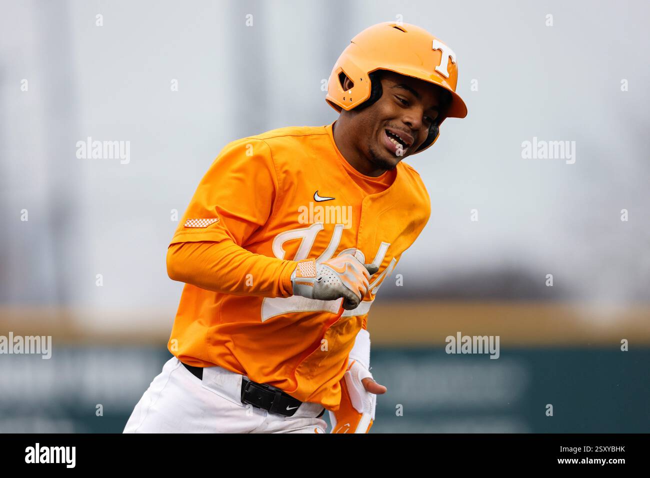 Tennessee Volunteers left fielder Jay Abernathy (8) hustles to third ...