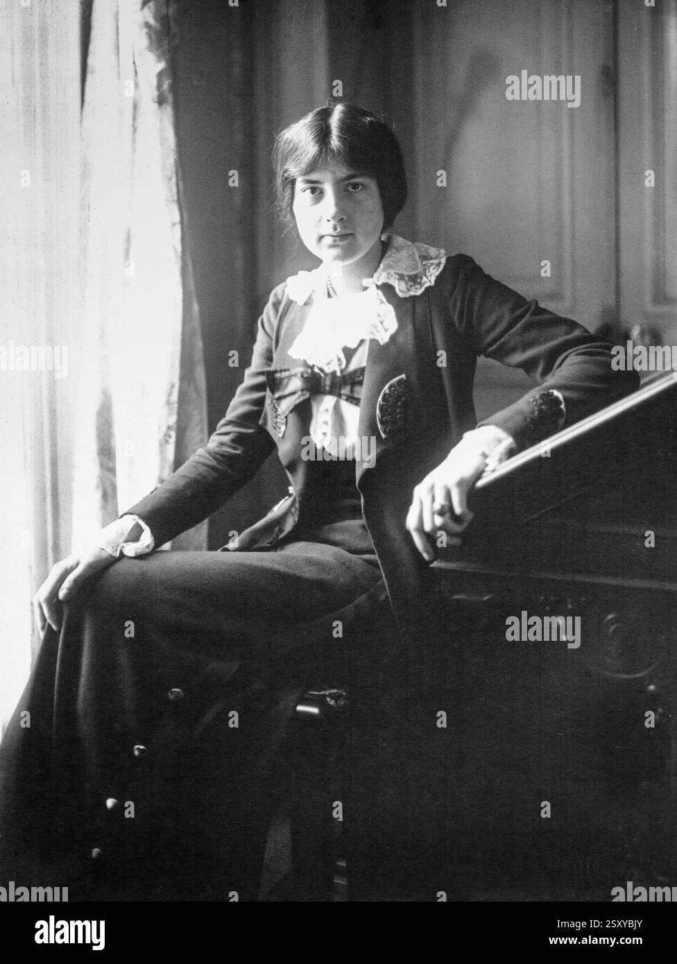 Lili Boulanger. Portrait photograph of the female French composer Marie ...