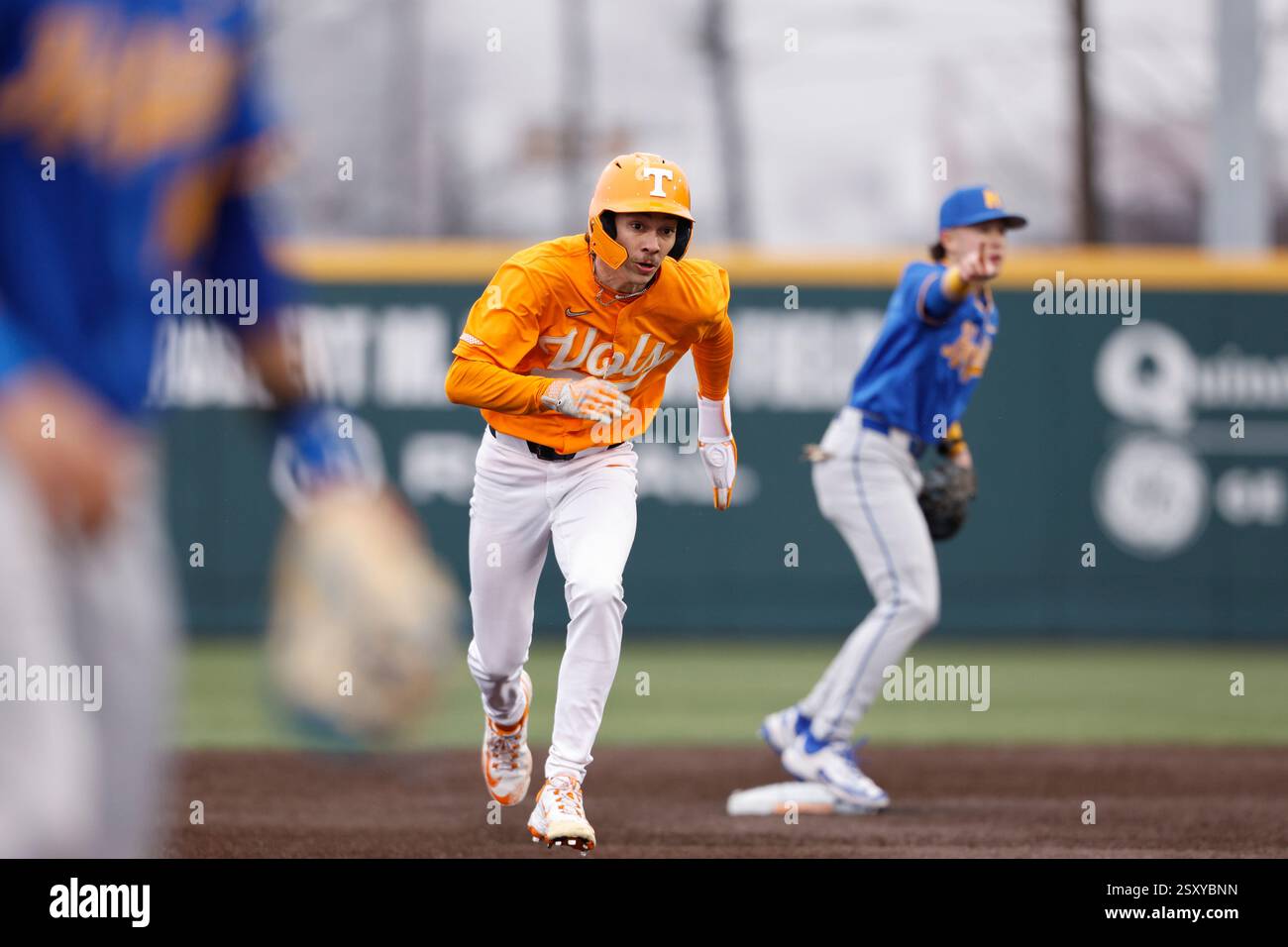 Tennessee Volunteers right fielder Brayden Sharp (46) hustles to third ...