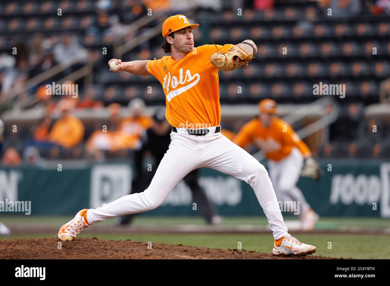 Tennessee Volunteers relief pitcher Thomas Crabtree (17) in action ...