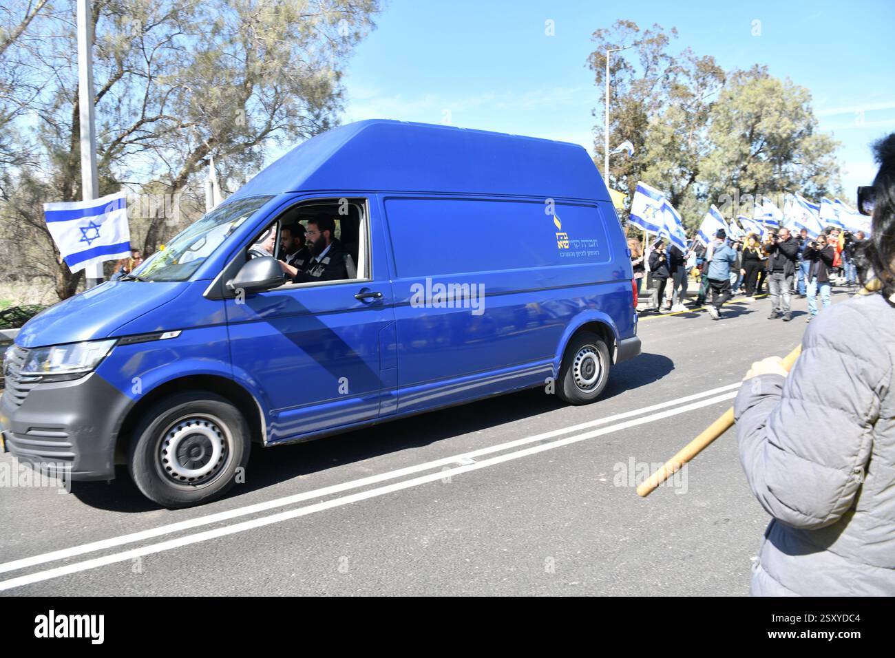 (250226) -- JERUSALEM, Feb. 26, 2025 (Xinhua) -- A vehicle carrying the ...