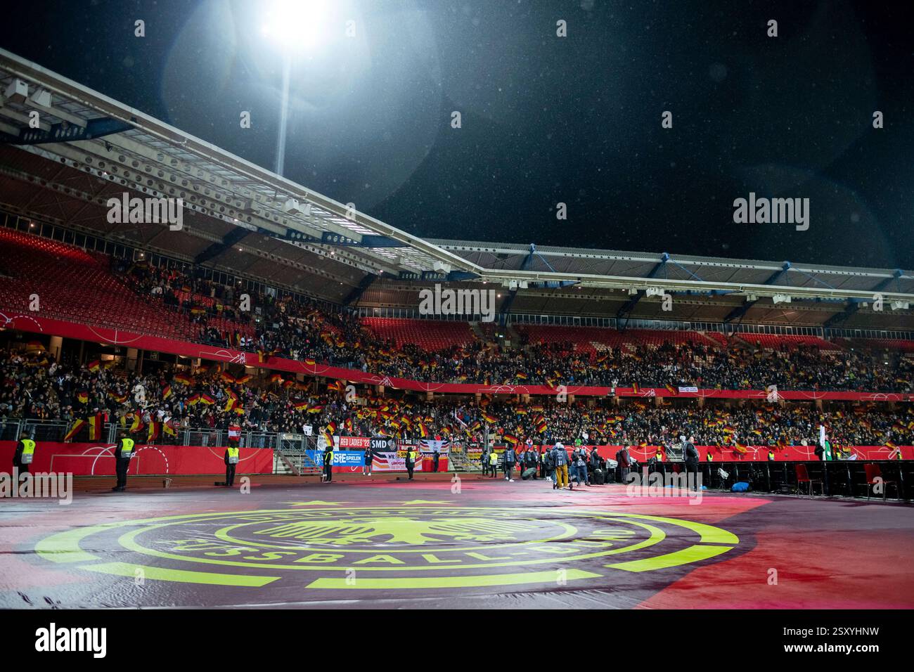 Symbolbild/Themenfoto DFB Logo/Wappen in den Farben des neuen Adidas ...