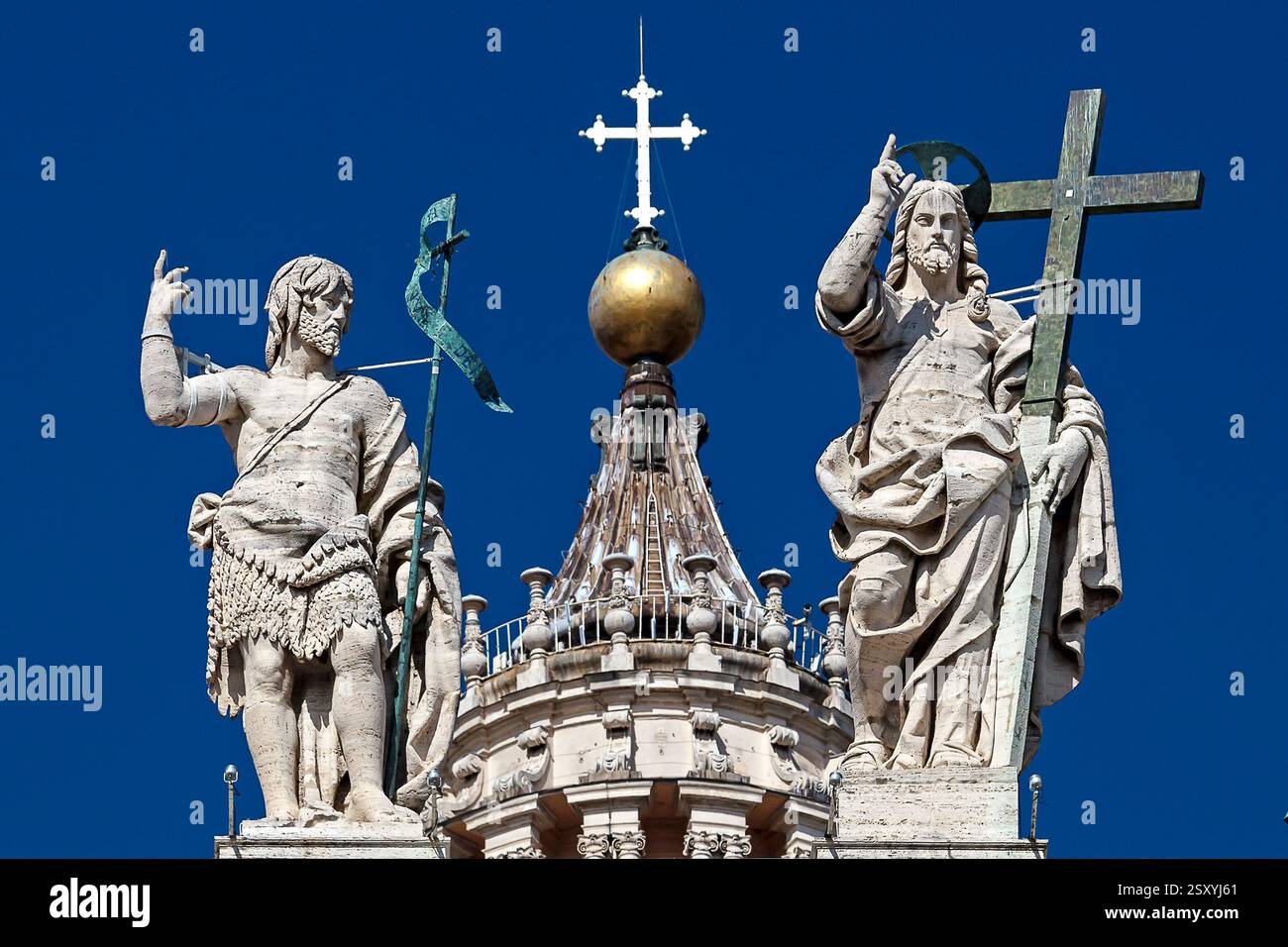 Vatican City, Vatican, Vatican. 30th Apr, 2016. Two statues on the top ...