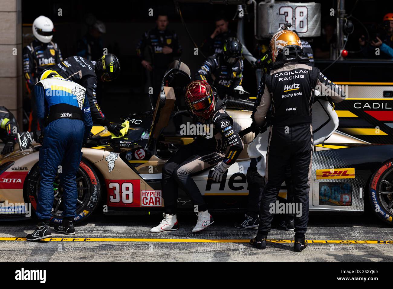 BAMBER Earl (nzl), Cadillac Hertz Team Jota, Cadillac V-Series.R #38 ...