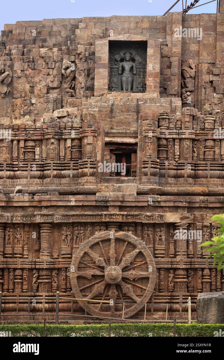 Chariot wheel of the Sun temple at Orrisa India Stock Photo - Alamy